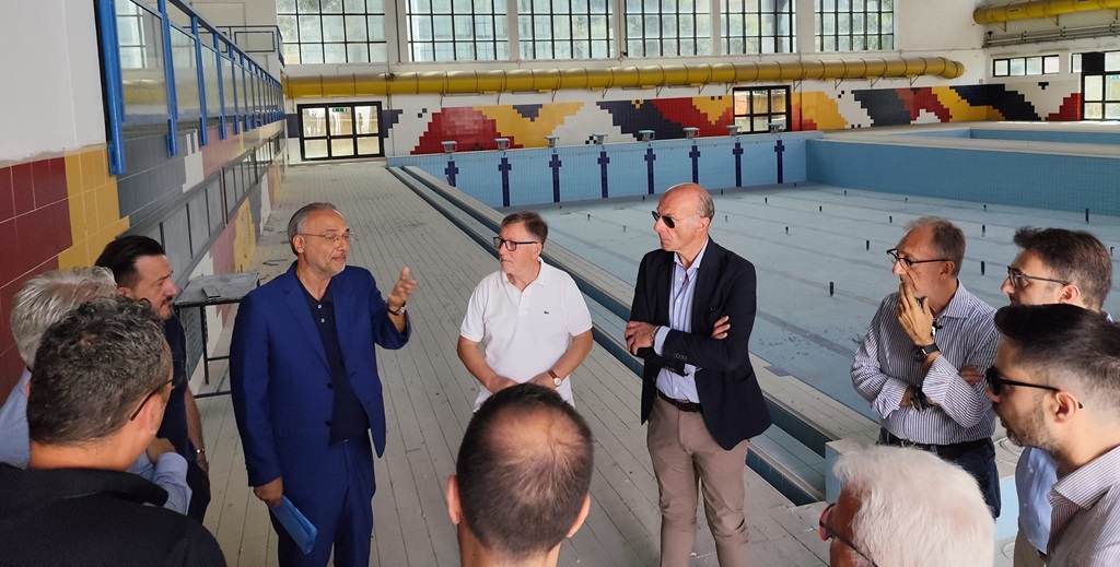 Caltanissetta, primo sopralluogo del sindaco Tesauro alla piscina ...